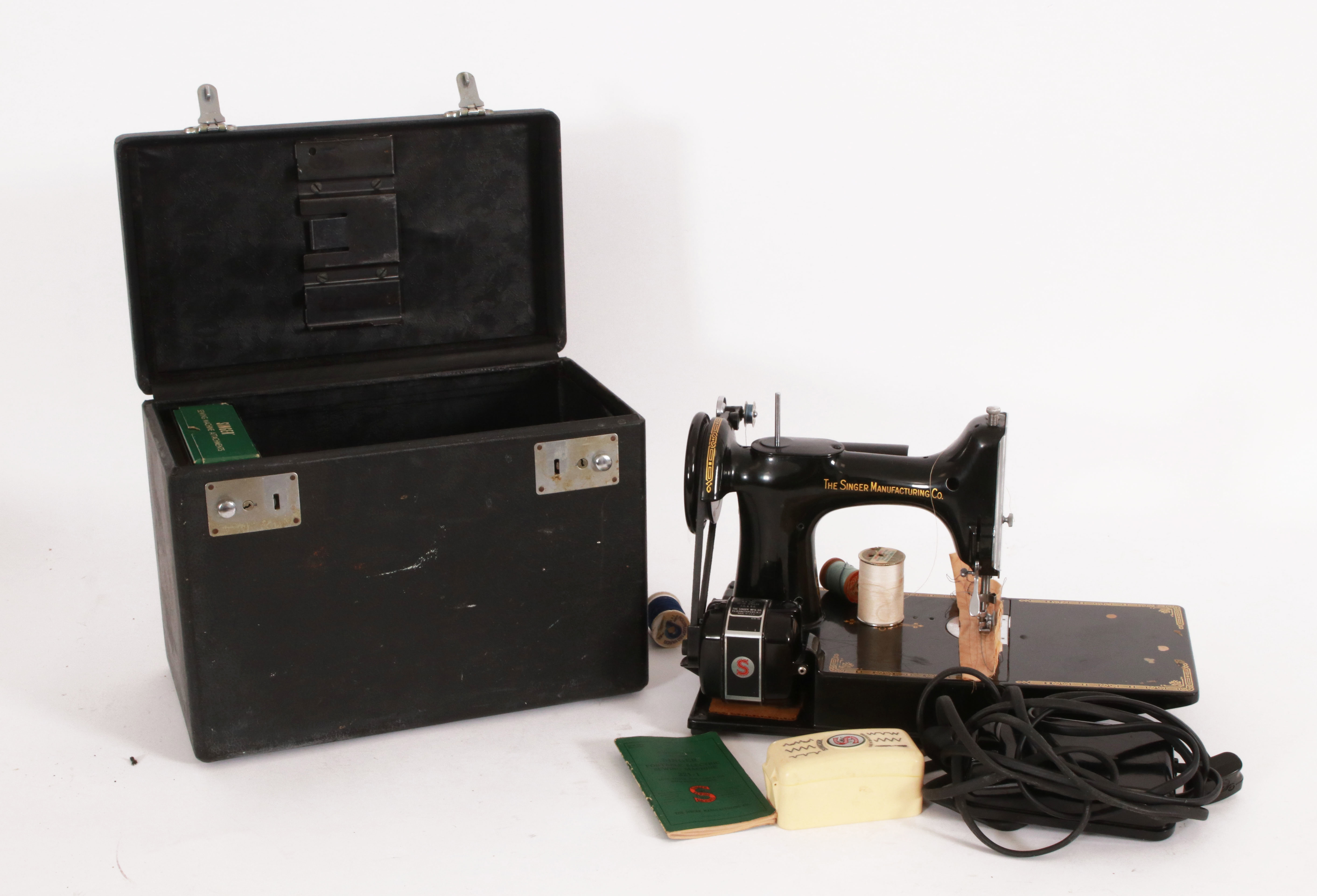 Äldre symaskin, Singer 221-1 | Auktion