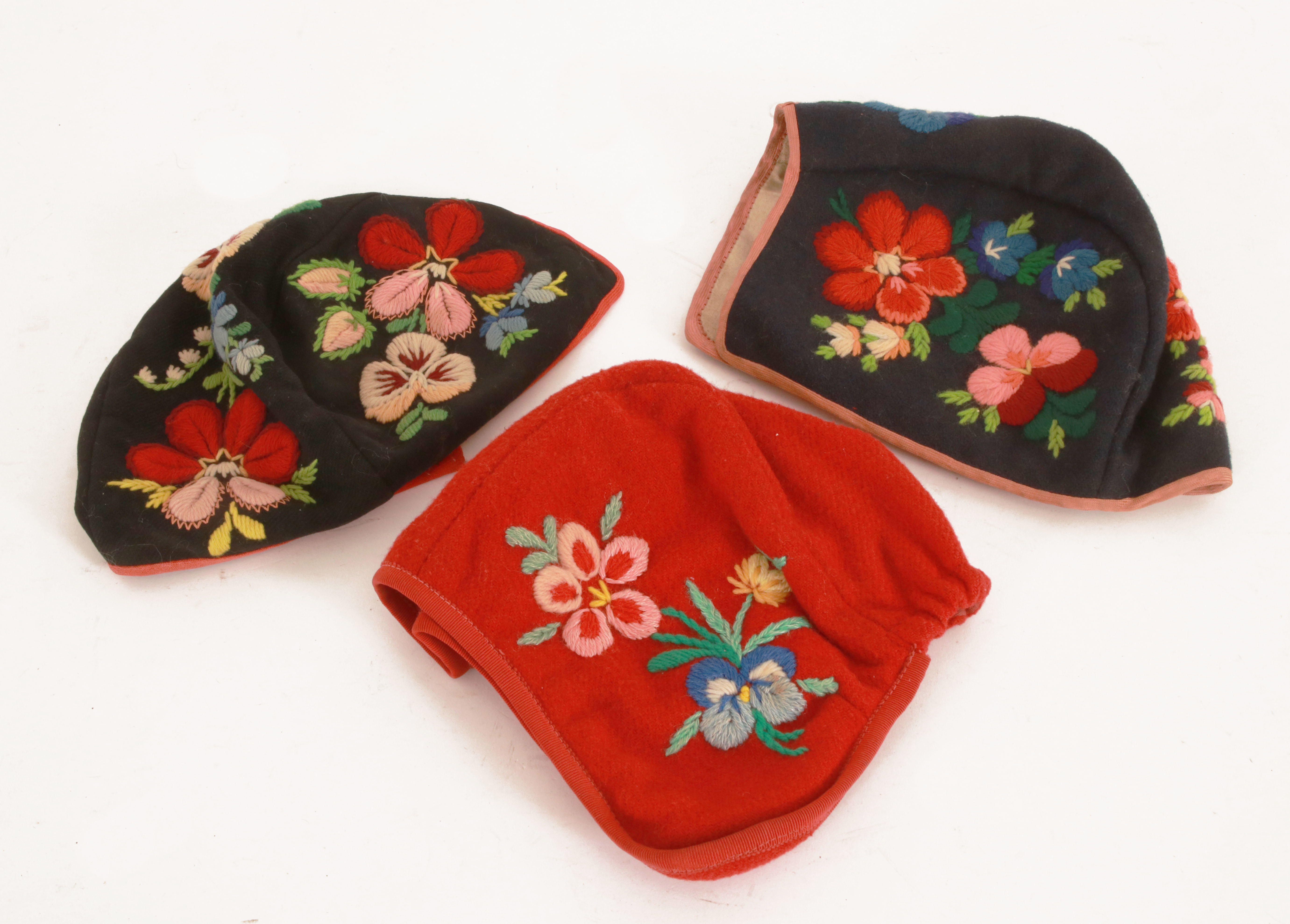 Dräkthättor 3st, Dala-Floda | Auktion